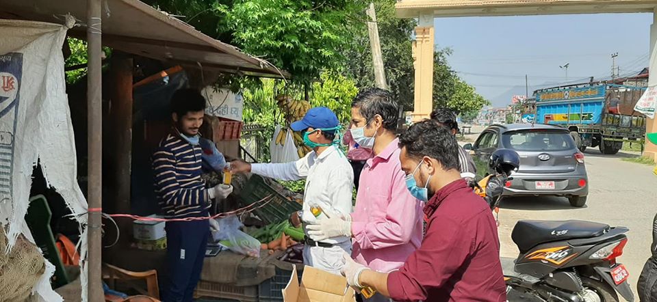 चितवनमा कृषि विश्वविद्यालयले बनायो तितेपाती स्यानिटाइजर ...