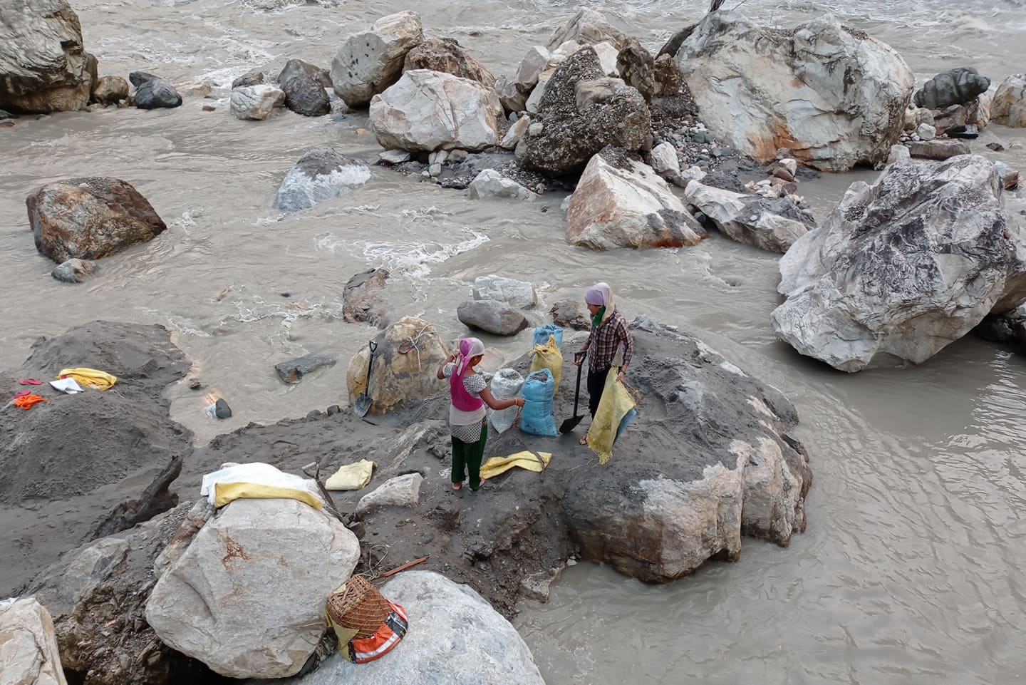 महाकालीमा बालुवा छान्नेको पीडा: ‘बालुवा नछाने भोकै बस्नुपर्छ ...