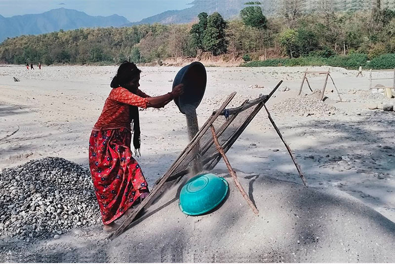 महाकालीमा बालुवा छानेर जीविका धान्नेका पीडा: ‘नछाने भोकै बस्नुपर्छ ...