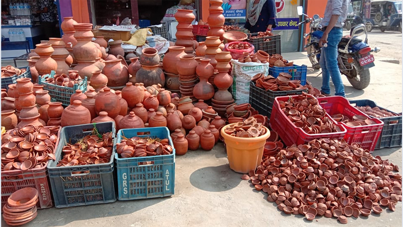 प्लास्टिकका सामानका कारण बिक्री हुँदैनन् माटाका भाँडा « Narayanionline.com