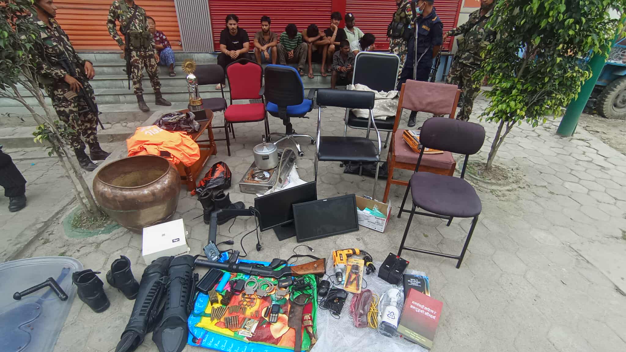 सेनाले समात्यो सिंहदरबार जलाउने ग्याङ, लुटिएका सामान पनि बरामद « Narayanionline.com